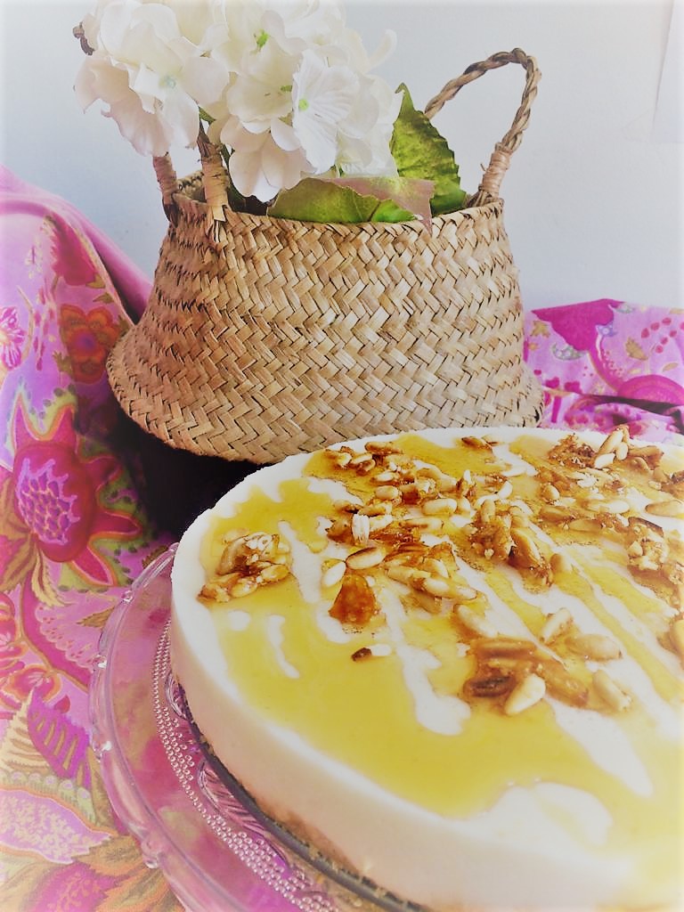 Tarta de cuajada con miel y piñones – Cocina Con Carisma